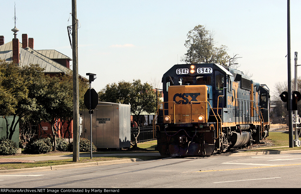 CSX 6942 and 2305 Turning North